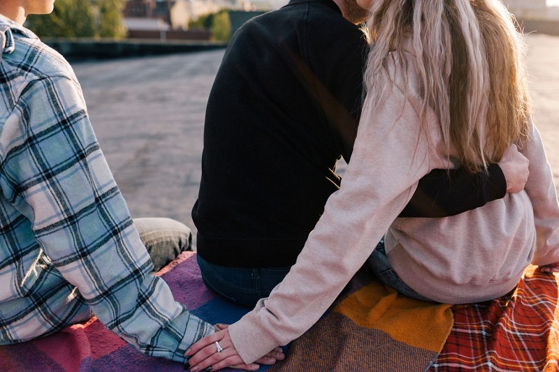 Cara Mengatasi Cinta Segitiga Pada Sebuah Hubungan